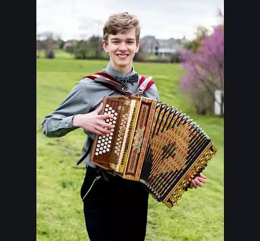Play Accordion. Accordion course online game with UptoPlay